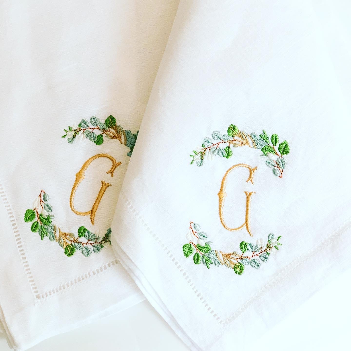 Linen Hemstitched Dinner Napkin with Custom Crest – The Preppy Stitch